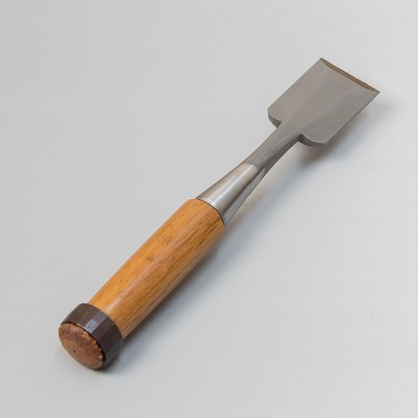 製品仕様■刃幅：42mm■材質：ハイス鋼■柄：赤樫柄■用途：柄穴堀り、欠き切り作業等■製造：日本製■特徴：あらゆる現場と新建材に適合する特殊鋼鑿です。刃角度を35度にするとデコラやアルミ、人工大理石も使えます。従来のハイスより欠け・割れ難く...