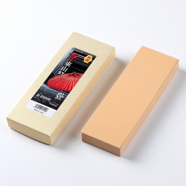 製品仕様■サイズ：210mm×70mm×25mm■重量：約680g■粒度：超仕上げ砥石、#6000■用途：刃物全般に。のみ・鉋におすすめ■ご使用方法：この砥石は不吸水性の砥石ですので、水に浸しておく必要はありません。砥石の面が濡れる程度に水...