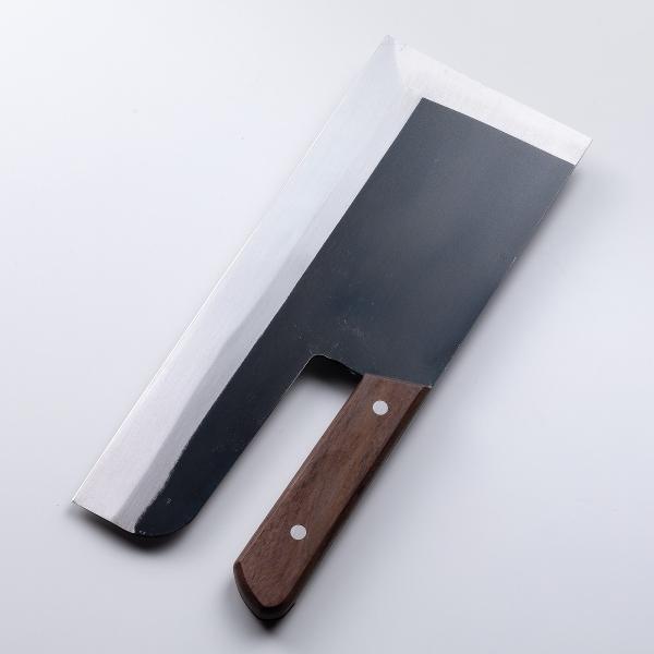 製品仕様  ■サイズ：    刃渡り約330mm 巾約130mm    柄 長さ約155mm 厚み約20mm  ■重量：約830g(±30g)  ■材質：    刃 全鋼    柄 木柄  ■特徴：　　(1)本格的な全鋼の麺切包丁で、ハガネ...