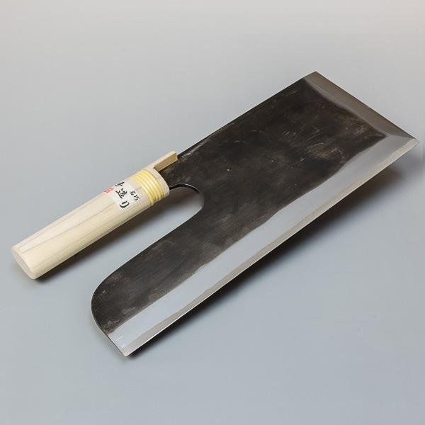 製品仕様■サイズ：刃渡り約300mm 巾約130mm柄 長さ約160mm 厚み約26mm■重量：約690g(±20g)■材質：刃 日立安来白紙二号鋼柄 天然木柄■仕上げ：黒打ち■付属品：帆布製包丁巻 木製刃当て■注意：※手作りのため、多少の...