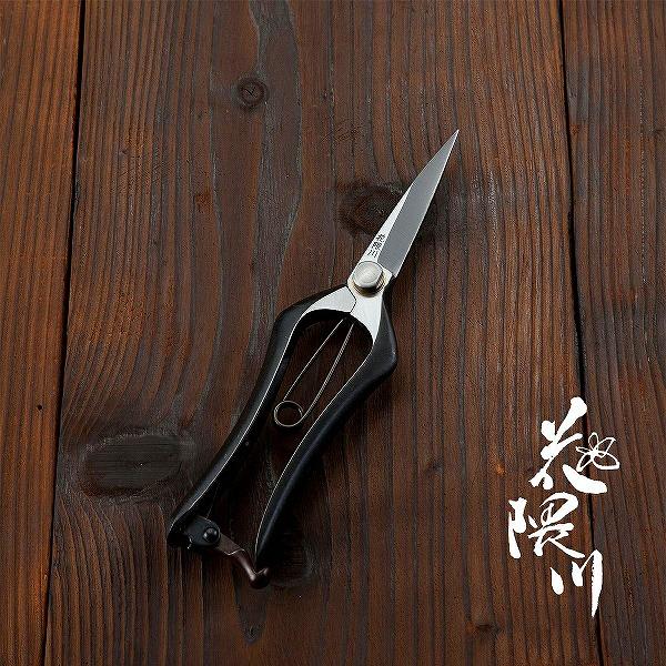 製品仕様■サイズ：全長180mm刃部 刃渡り65mm 刃巾18mm 刃厚4mm柄部 長さ95mm 厚み19mm刃先の開幅69mm■重量：191g■材質：刃物用炭素鋼■刃の形状：両刃■カシメ：ネジナット■バネ形状：V型I受けバネ■製造：日本製...