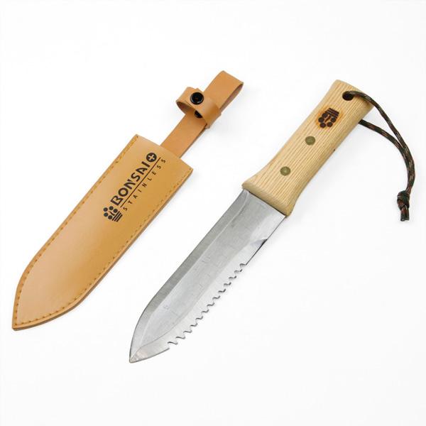 製品仕様■サイズ：全長 約300mm刃部 長さ約165mm 幅約45mm柄部 長さ約130mm 幅約40mm(最大)■重量：約220g■材質：刃 ステンレス柄 ブナ（無垢材）■用途：山菜堀り、根切り、株分け■製造：日本製■付属：牛革ケース付...