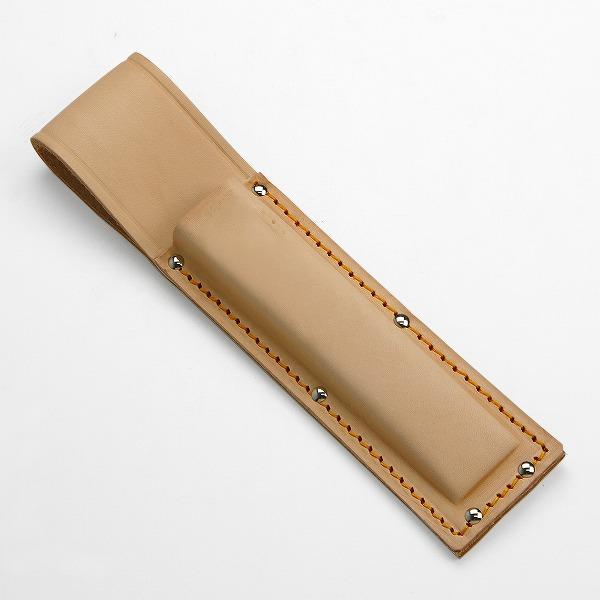 製品仕様■サイズ：250×60×30mm■重量：73g■材質：牛革■製造：日本製■用途：1寸刃用ノミ差し■収納サイズ：1寸刃■特徴：鑿の持ち運びに便利な日本製の鑿差しです。厚みのある牛皮を使用しており耐久性に優れています。■注意：鑿の種類に...