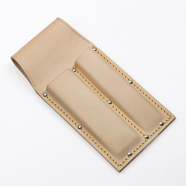 製品仕様■サイズ：250×120×35mm■重量：150g■材質：牛革■製造：日本製■用途：2丁用のみ差し■収容サイズ：1寸と1.4寸刃■特徴：鑿の持ち運びに便利な日本製の鑿差しです。厚みのある牛皮を使用しており耐久性に優れています。■注意...