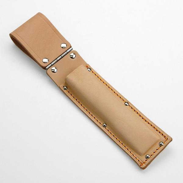 製品仕様■サイズ：290×60×30mm■重量：100g■材質：牛革■製造：日本製■用途：1丁用ノミ差し■収納サイズ：1寸刃■備考：丁番付き■特徴：鑿の持ち運びに便利な日本製の鑿差しです。厚みのある牛皮を使用しており耐久性に優れています。■...
