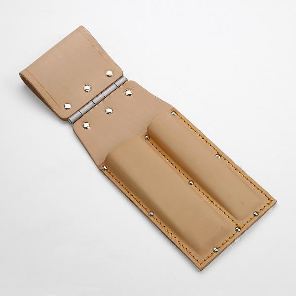 製品仕様■サイズ：340×125×30mm■重量：275g■材質：牛革■製造：日本製■用途：2丁用ノミ差し■収納サイズ：1寸と1寸4分刃■備考：丁番付き■特徴：鑿の持ち運びに便利な日本製の鑿差しです。厚みのある牛皮を使用しており耐久性に優れ...