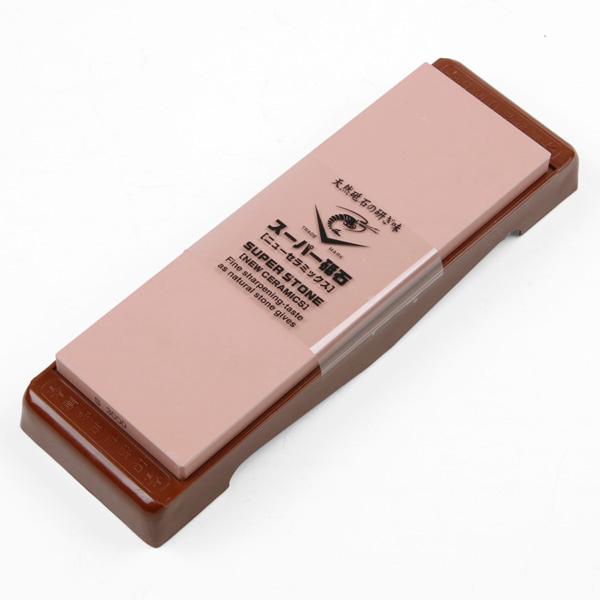 製品仕様■サイズ：210mm×70mm×10mm■粒度：仕上げ砥石、#3000■用途：打刃物、ステンレス刃物、各種包丁、ナイフ、かんな、のみ、はさみ、精密刃物、および、その他の刃物全般にお使いください。■備考：砥石台一体型■特徴：刃物に吸い...