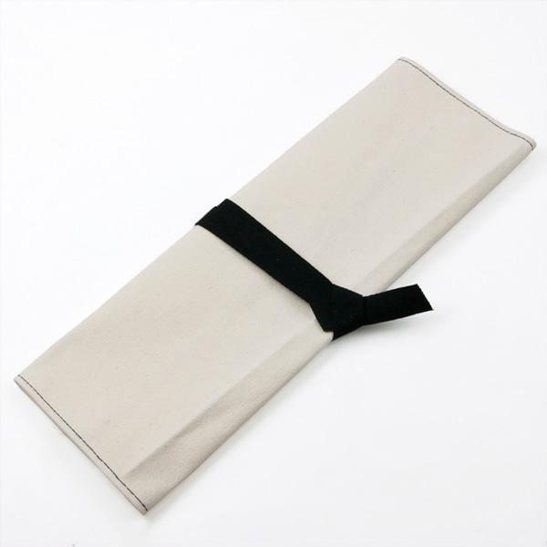 製品仕様■サイズ：包丁収納時 約150mm×約390mm■材質：帆布■備考：刃330mmまでの麺切包丁が収納可能■訳アリ理由：赤線の汚れ■特徴：帆布製で丈夫な包丁巻です。刃の長さが330mmまでの麺切包丁が収納可能です。持運びや保管に便利で...
