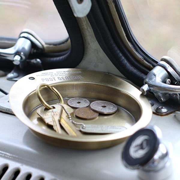 ビンテージの風合いを再現したマネートレー！マネートレーとしては勿論、アクセサリーや鍵等の小物置きとしても使えるサイズです。フック用のホールがあり、吊り下げてディスプレイすることもできます。無骨なアンティーク調の雰囲気と、「POST GENE...