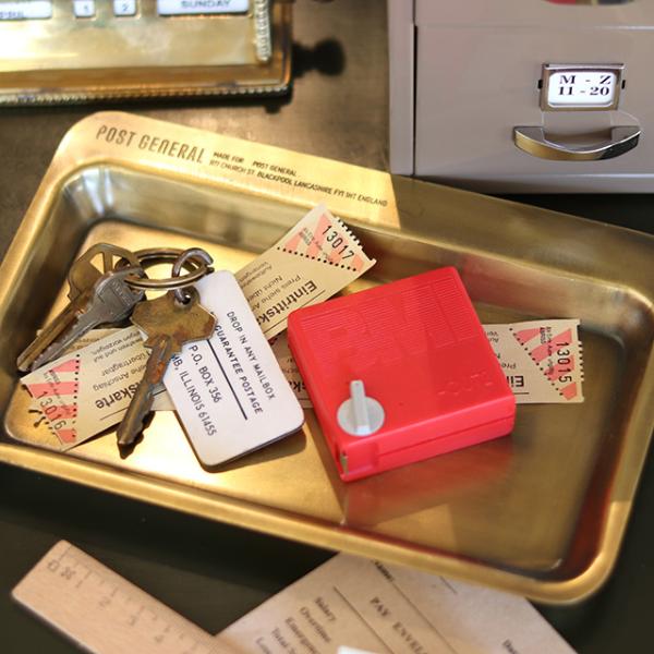 ビンテージの風合いを再現したマネートレー！マネートレーとしては勿論、アクセサリーや鍵等の小物置きとしても使えるサイズです。無骨なアンティーク調の雰囲気と、「POST GENERAL」の刻印がポイントです。サイズ：W210×D135×H15m...