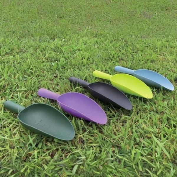 軽くて扱いやすいカラフルな色合いのスコップ！軽いプラスチック素材なので、重い土を扱う作業でも使い勝手が抜群。半円に近い丸型タイプは土がこぼれにくく、一度にたくさんの土をすくえます。スコップの内側に目盛りがついているので、肥料やりにも便利です...