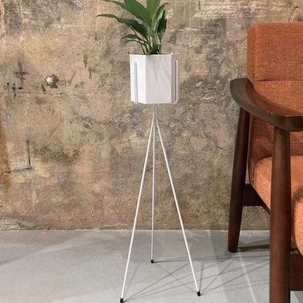 部屋のアクセントになるスタンド付き鉢カバー！葉っぱが広がる植物等を入れると、モダンな雰囲気の空間を演出してくれます。カラー：ホワイト、グレー、ブラックサイズ：W24×D21×H68cm（ポット/W13×D11.5×H12cm）材質：ブリキ、...