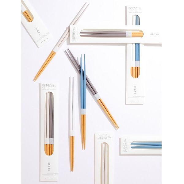 両端が細く中央に膨らみのある両口箸！安土桃山時代に千利休が考案したとされ、懐石の席や家庭でお客様をもてなす際に使われます。両口箸とは、片方は人が使い、もう片方は神様が使うとされる、“神人共食“ の意味があります。カラー：ホワイト/スモーキー...