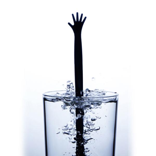 助けを求める様に伸ばす手の形をしたマドラー！これでゲストを驚かせましょう。新しい話題の提供が新しいきっかけを作り、そして新しい世界を開きます。マドラーと同じように、使う仲間と手を叩きながら時間を楽しみましょう。ドリンクの色に合わせて5カラー...