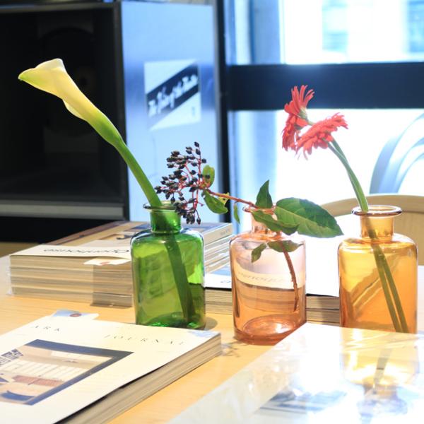 医療用の瓶のような形をしたフラワーベース！可愛いフォルムと色目は、花器以外の用途でもお楽しみいただけます。カラー：イエローサイズ：φ85×H150mm重量：445g材質：ガラス※ヴィンテージ感やアンティーク感を出すため、仕上がりは一点一点異...