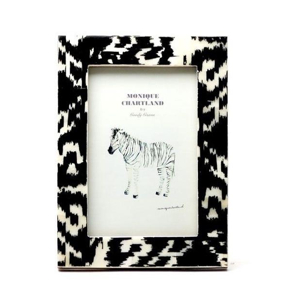 インドの民芸品として伝わる動物の骨のフォトフレーム！天寿を全うした動物の骨を利用して、新しい命を吹き込んだものです。素材はバッファロー(水牛)の骨を削り出し、30年の熟練の技術工が手作りで一つ一つを形どり、それを装飾しながら作り上げていきま...