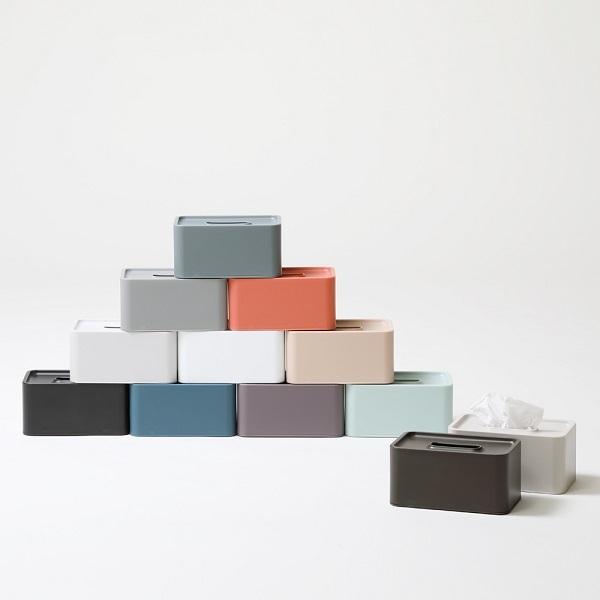 壁にも貼れるコンパクトティッシュ用のティッシュケース！環境と経済性を配慮しコンパクト化するティッシュに対応したエコ仕様です。誰もが最適な場所を選んで使えるようマグネットとビスを付属し、底面にはシリコン製の滑り止めが付いています。カラー：so...