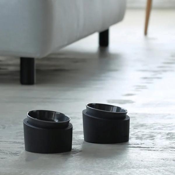 ベース（土台）にボウルをセットして使うシンプル設計のペット用ウォーターボウル！水を飲みやすいように手前に傾きを作ってあります。ボウルは50%が竹で出来たエコ素材で、割れにくくお手入れも簡単です。ベースは適度な重さがあるので、安定した状態でお...