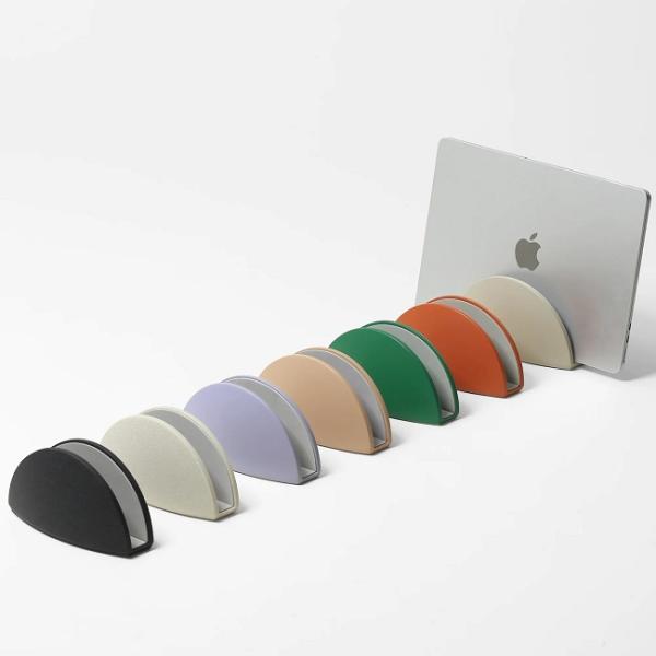 14インチまでのノートパソコンやタブレットに対応し、クラムシェルスタンドとしても使えるスタンド！適度な重さがあり、中面と底面には保護シートが付いていて、安定して収納することができます。リビングやデスク周りでの目に付く場所でインテリアとしても...