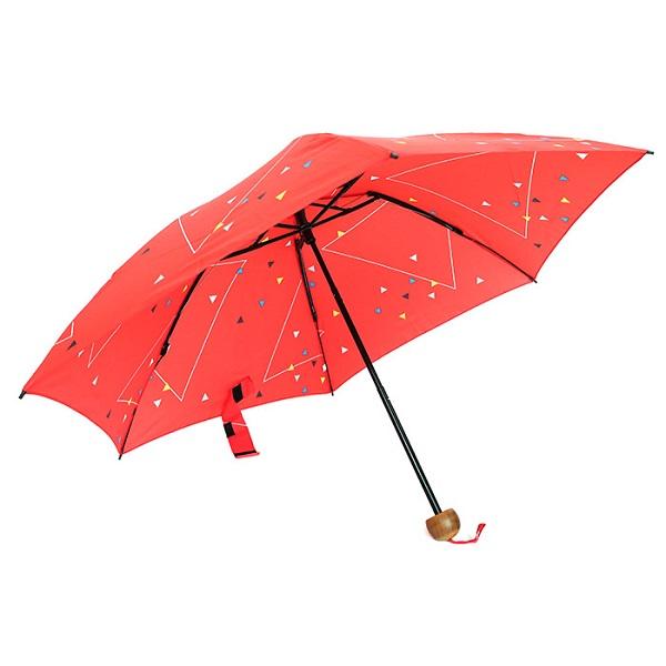 簡単に畳めて軽い折り畳み雨傘！畳む時に、安全で開閉しやすく手が濡れにくいスライド式安全ろくろ構造。骨には強度と柔軟性に優れたグラスファイバーを採用しています。様々な△（サンカク）によって構成された個性的なデザインで、同柄生地で巾着タイプの収...