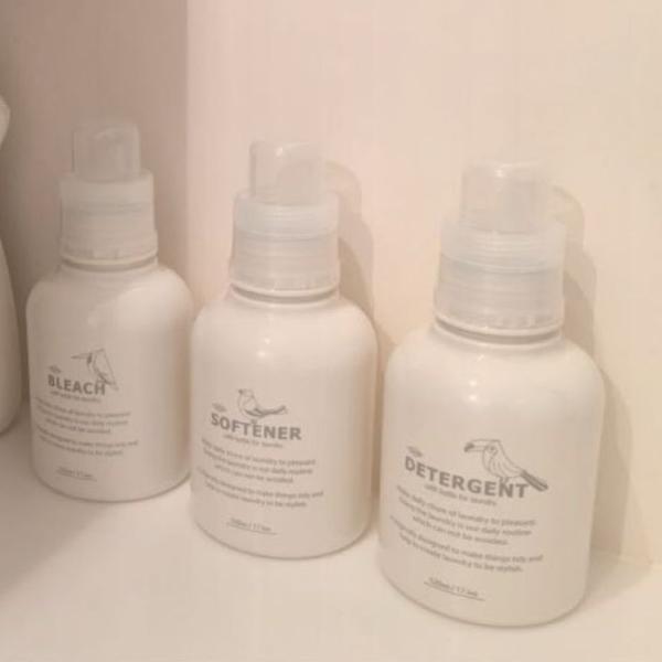 「見せる」詰め替え用ランドリーボトル！特徴的なコロンとした太めのフォルムとシンプルなデザインに、滑り止めも兼ねた刻印ロゴマークがさりげなく背面に配されています。目盛付き計量キャップはたっぷり40mlと実用性も兼ね備えました。生活感が出てしま...