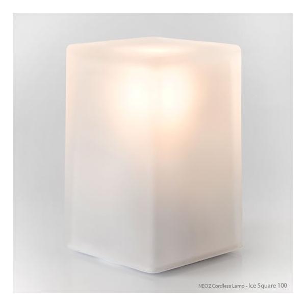旅先での想い出をご自宅で！”NEOZ”Ice Square 1001983年、Peter Ellis氏とAnne Gothe氏により設立されたのが、コードレスランプのパイオニアとして知られる”NEOZ（ネオス）”です。【NEOZシリーズの特...