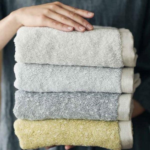 肌触り、使いやすさ、耐久性、干しやすさ、乾きやすさ、収納スペース。「拭く」という役割を超えて、タオルのあらゆる場面でのベストを考えて生まれたタオル！毛足を長く厚みをつけて織っているので、しっかりとした拭き心地。乾きにくい地糸には麻をブレンド...