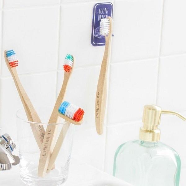 エコな自然素材「竹」をハンドルに用いた歯ブラシ！握りやすい竹製ハンドルは環境に優しいだけでなく、プラスチック製品にはない温もりと可愛さ。プチギフトしてもお薦めです。内容：同色×3本カラー：ブルー、グリーン、ホワイトサイズ：W15×D16×H...