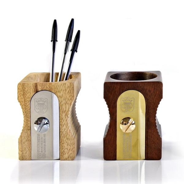 鉛筆削りの形をしたユニークなペンホルダー！シンプルにまとめて飾り気なくかっこ良く、デスクをスタイリッシュに整理します。■SUCK UK（サックユーケー）英国ロンドンで1999年に生まれた雑貨ブランドです。そのデザイン性とユニークな商品アイデ...