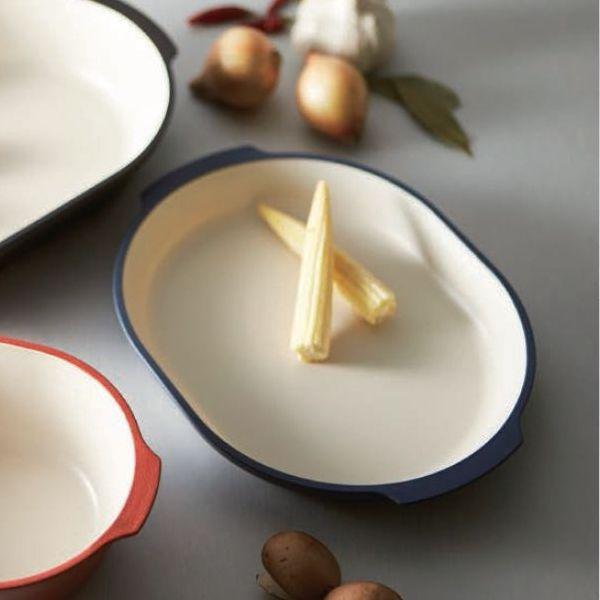 シンプルで使いやすいカジュアルなプレート！ちょっと深めなので、普段使いは勿論、アウトドアやカジュアルなパーティにも便利。オーバルなフォルムがさり気なくセンスをアピールします。スタッキングできるので、省スペースで保管できます。サイズ：W222...