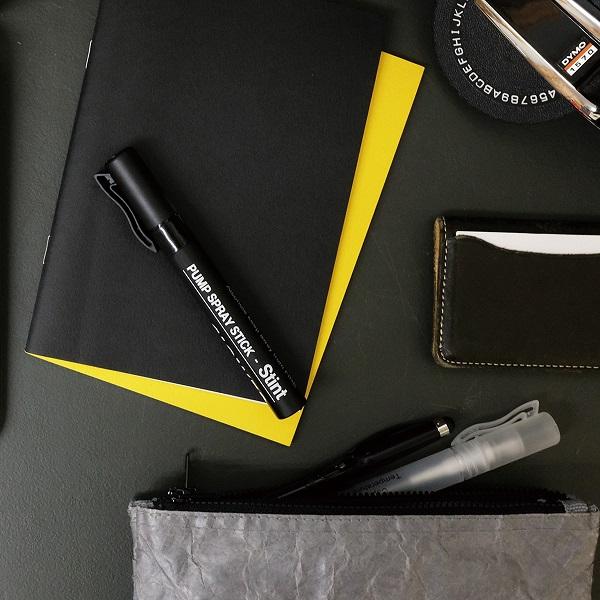 容量10mlのスリムなペンタイプのスプレースティック！衣服の胸ポケットや内ポケット、カバンのペンポケット等、お出掛け時にサッと取り出せ邪魔になりません。一般的なアルコール消毒液（アルコール濃度80％以下）に対応しています。内容：3pcs入×...