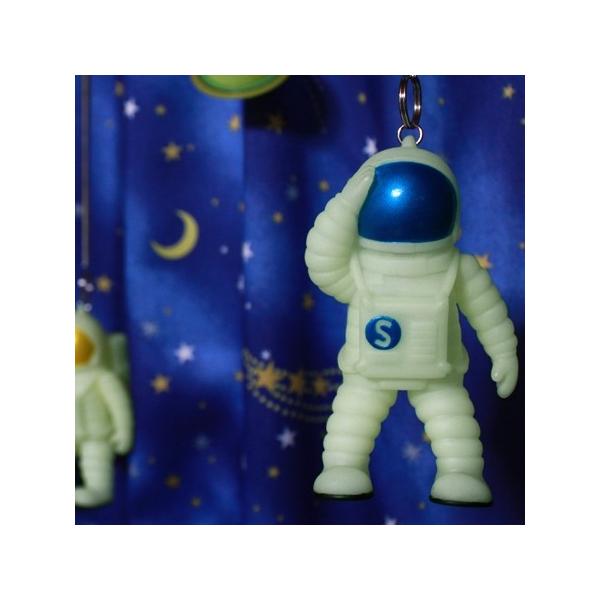 光りながら弾む姿はまるで宇宙遊泳♪Mr.Yupychil Spacewalker蓄光のスーツを着た宇宙飛行士が自由自在に弾むスプリングトイ！光を吸収する蓄光素材を使用しているので、暗いところで光りながら弾んでいる姿はまるで宇宙遊泳しているか...