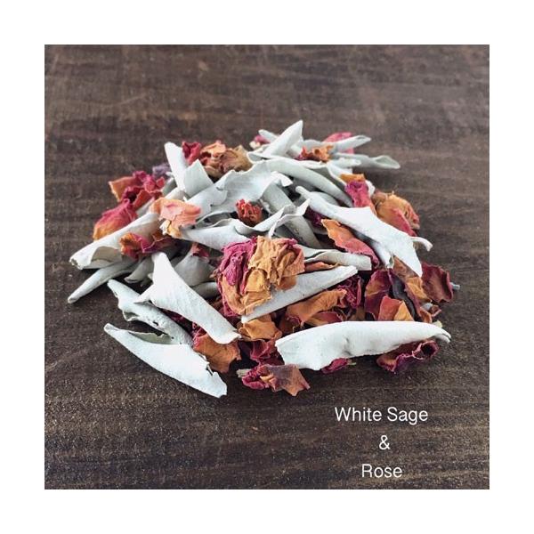 さわやかな香りの最高級グレード、ホワイトセージ・プレミアムAAAとローズを組み合わせました。ホワイトセージのフレッシュな香りとローズの甘く優雅で上品な香りのブレンドです。バラは、愛を引き寄せ、幸福感を高めます。