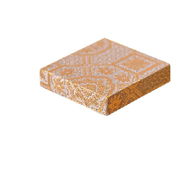 複数の小仏像を立体的に並べることができます。積み重ねたり、並べたりすることができます。材　質：木・緞子サイズ：48×48×10mm★本商品のみのご注文の場合、郵便局の「クリックポスト」にて配送させていただきます（ポスト投函のため、配達日・時...