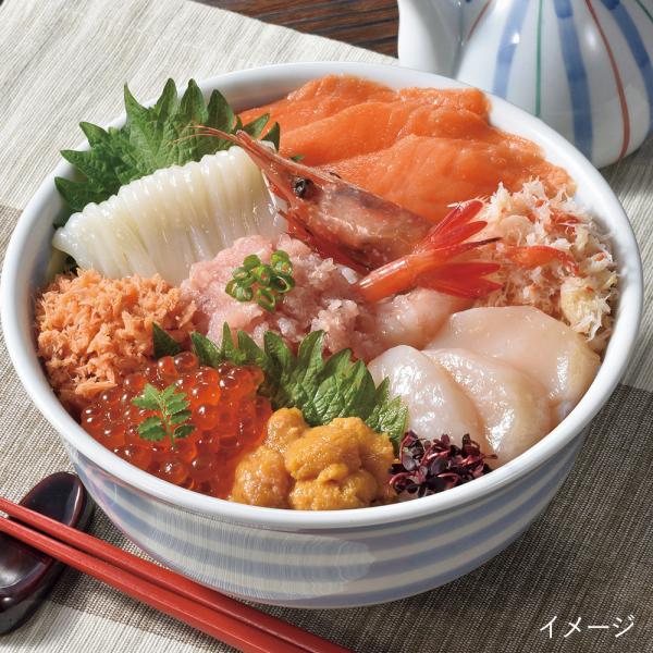 函館朝市で人気の海鮮丼です。温かいご飯に乗せるだけで、美味しい海鮮丼の出来上がり。手巻き寿司でもお楽しみいただけます。