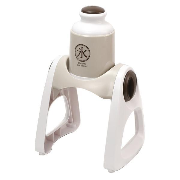 1台でシャリシャリ氷とふわっと氷の2種類の削り方ができるオスだけ楽々電動タイプ。必要な時以外は電源が入らない保護スイッチ機能付きで、お子様のいるご家庭も安心。使わないときはコンパクトに収納ができます。