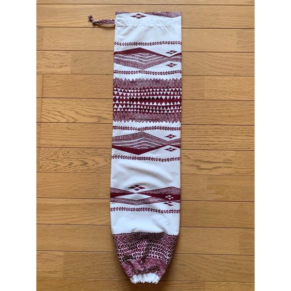 白とワインレッドのカヒコ柄のパウスカートケースです。ハワイ直輸入のファブリックを、当ショップにてハンドメイド仕上げしております。仕上がり寸法: 長さ82cm、周り42cm柄の出方はそれぞれ異なりますので、ご了承ください。ケース上部は共布ヒモ...