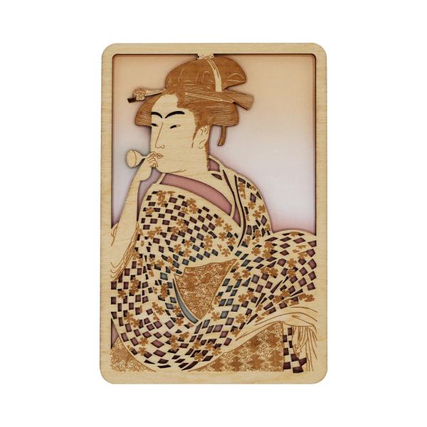 両面にレーザーカットを施された木製のメッセージカード。海外で人気が高く、作品の多くは欧米の美術館に所蔵。表面は『婦女人相十品・ポッピンを吹く娘』代表する美人大首絵作品。裏面は『寛政三美人』寛政の三美人といわれた女性たちを描いた。