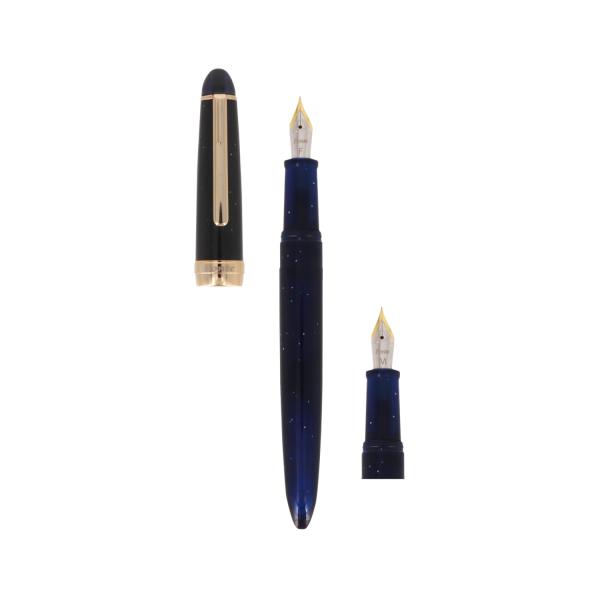 季節や時間ごとに移ろう空をイメージした万年筆。空に瞬く星々をイメージしたラメ入りのボディ。軸とキャップで微妙に異なる色合いは空の柔らかなグラデーションを表現。定番のF字ペン先に加え、付け替え可能なM字ペン先も付いたセット。M字のペン先は定番...