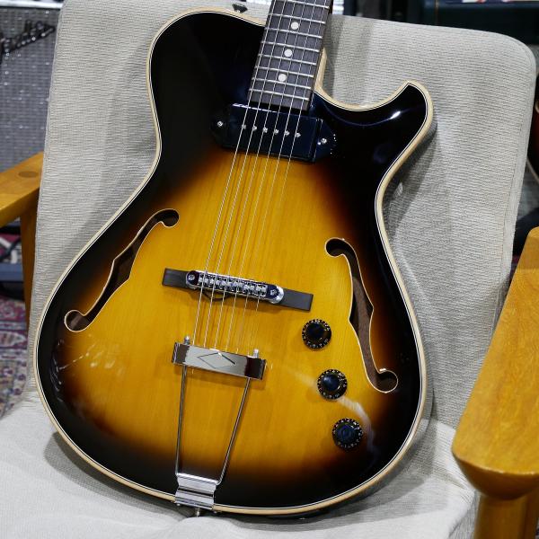 スプルーストップ＆マホガニーバックボディのカーブボディとブランコテールピース。フロントにはLollar Dog Ear P90とブリッジにはフィッシュマンのピエゾピックアップを搭載。ブルージーかつジャジーなフルアコサウンドであり、ピックギタ...