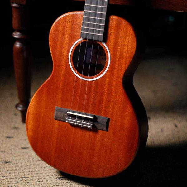 ウォーターフォールエッジ加工を施したオール単板ボディのテナーウクレレ / All Solid Flame Maple Waterfall Tenor UkuleleAll Solid Waterfall Tenor Series は、クラシ...