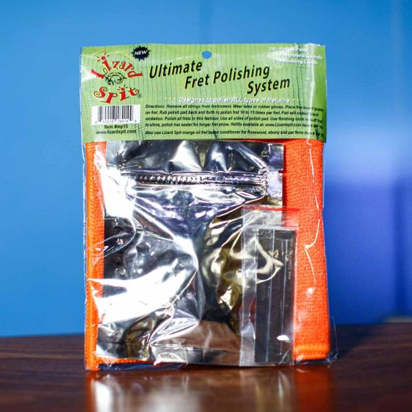 Fret Polish Setはポリッシュパッド、フレットガード、クロスをセットにした画期的なフレット研磨セットです。Lizard Spitとは？20年以上にわたりギターやドラムなど、様々な楽器に向けた高品質な楽器ケア用品の生産を行い、楽器...