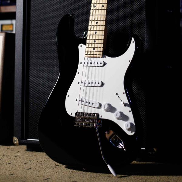 ボディーサイズはフルサイズ ST／ヘッドシェイプもトラッドなFシェイプとなります。1964年のギターからサンプリングされたネックシェイプ、ライトウエイトアッシュ３ピース・ボディーという普遍的なスペックでありながらミディアムジャンボフレット採...