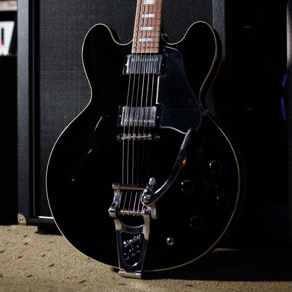 CrewsのセミアコモデルのReunionIIが今回の製作分より一部をアップデートして登場。オールラッカーフィニッシュ、ポジションマークもReunionと同じくスモール・ブロックインレイとなりました。内部アッセンブリーの組み込みは変わらずス...