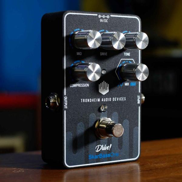 Trondheim Audio Devices社はプロデューサー、ジョン・トレ・ドンブによって設立したノルウェーのペダルメーカーです。プロデューサーとしてスタジオで仕事をこなしていた当時、顧客からライブでスタジオクオリティのベース・サウンド...