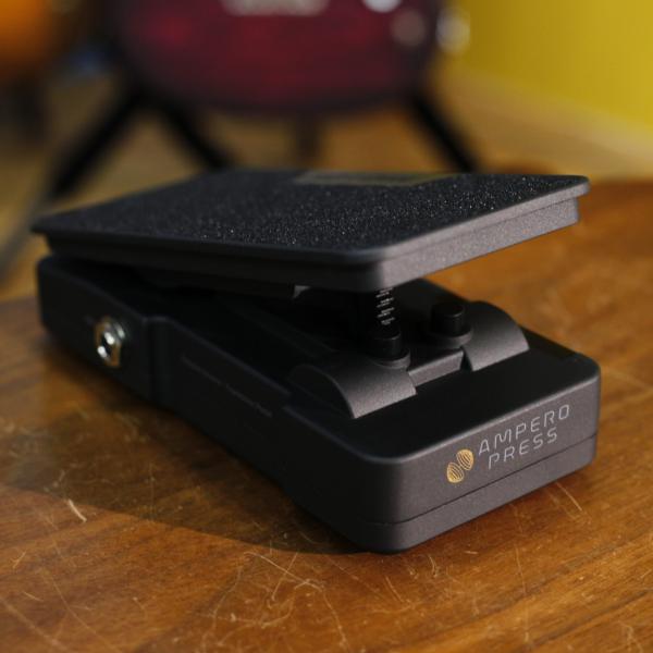 AMPERO PRESSは、AMPEROシリーズの外部エクスプレション・ペダルとして、多くのコントロール機能を外部からコントロールできるのはもちろん、独立したボリューム・ペダル（パッシブ）としても使用可能です。