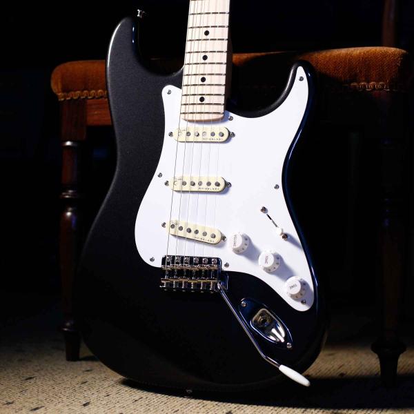 クルーズのギターラインナップの中でも不動の人気を誇るSEC。一見するとトラディショナルなSTモデルですが、「ギターの神様」の愛機をイメージして製作されたこのモデルには隠された秘密がたくさんあります。※ご購入でEC本人が使用している事でも知ら...