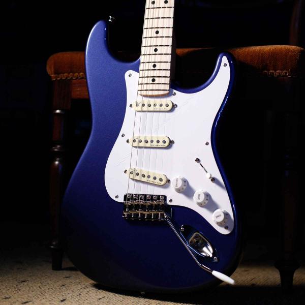 クルーズのギターラインナップの中でも不動の人気を誇るSEC。一見するとトラディショナルなSTモデルですが、「ギターの神様」の愛機をイメージして製作されたこのモデルには隠された秘密がたくさんあります。※ご購入でEC本人が使用している事でも知ら...