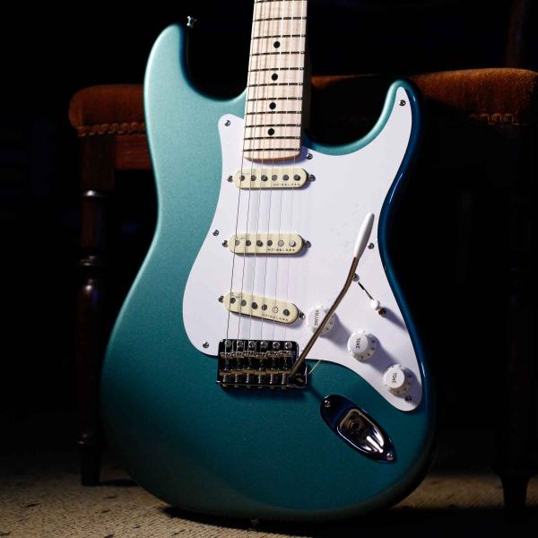 クルーズのギターラインナップの中でも不動の人気を誇るSEC。一見するとトラディショナルなSTモデルですが、「ギターの神様」の愛機をイメージして製作されたこのモデルには隠された秘密がたくさんあります。※ご購入でEC本人が使用している事でも知ら...