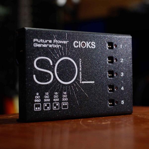 デンマークの CIOKS 社は、1991 年からギタリストやベーシスト向けにエフェクター（ペダル）専用の電源を販売し、その確かで高度な機能で定評を築いてきました。CIOKS 社製プロ向け電源装置シリーズ「Future Power Gener...